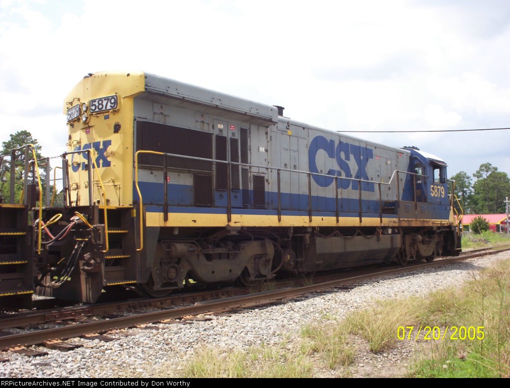 CSX 5879 lead unit drops cars off at interchange on 7/20/05